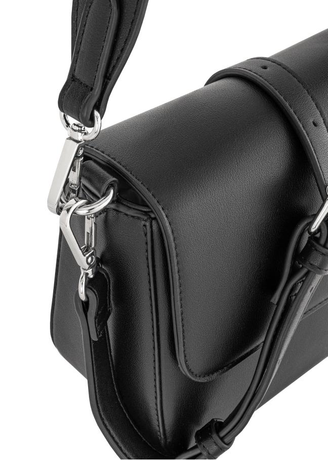 Czarna prostokątna listonoszka damska TOREC-0930-99(W24) | OCHNIK